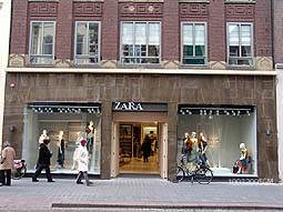 Moderne kledingzaak Zara op Hooge Steenweg geopend - Bastion-Oranje ...